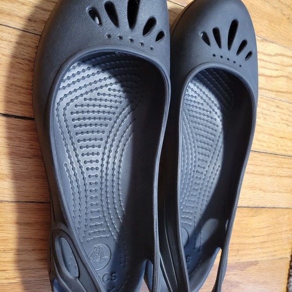 CROCS | Shoes | Crocs Closed Toe With Cut Outs In Black Size 7likenew ...